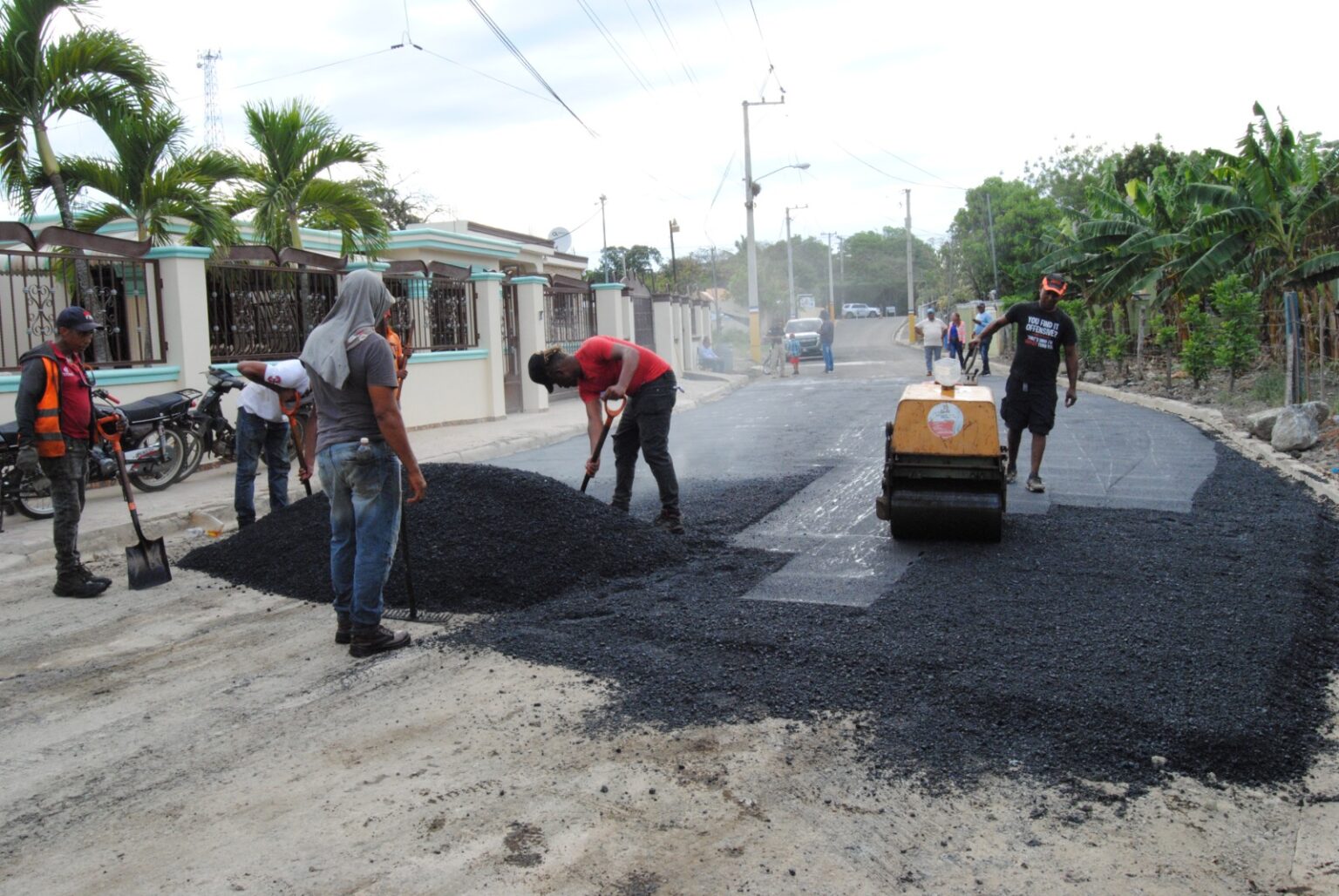 Avanza el bacheo y asfaltado en la calle que conduce al Residencial ...
