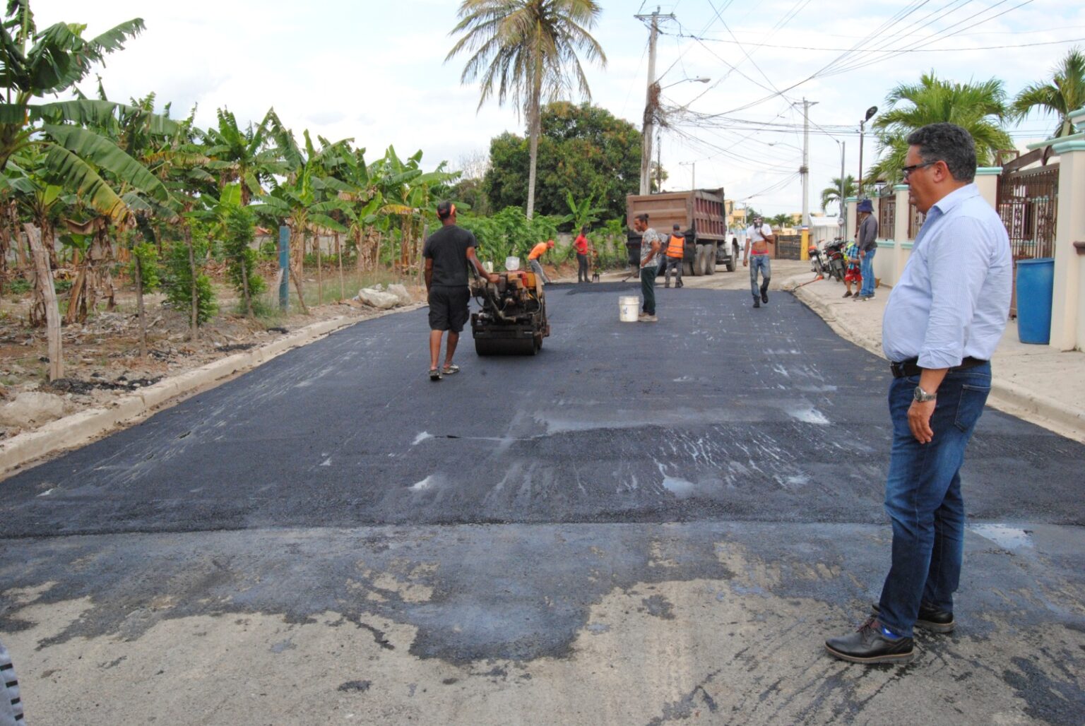 Avanza el bacheo y asfaltado en la calle que conduce al Residencial ...